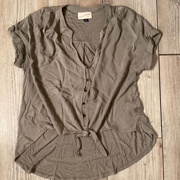 Universal Thread | Tops | Mediumuniversalthreadoliveagreeb | Poshmark